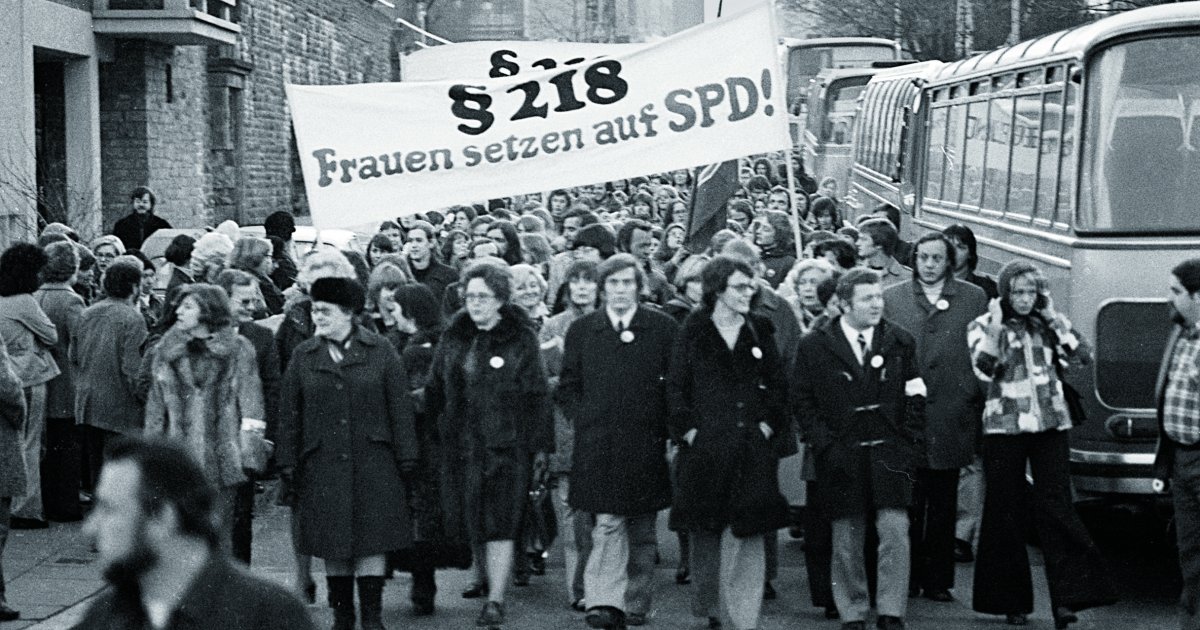 Vor 50 Jahren: Warum der Streit um Paragraf 218 kein Ende fand | Vorwärts
